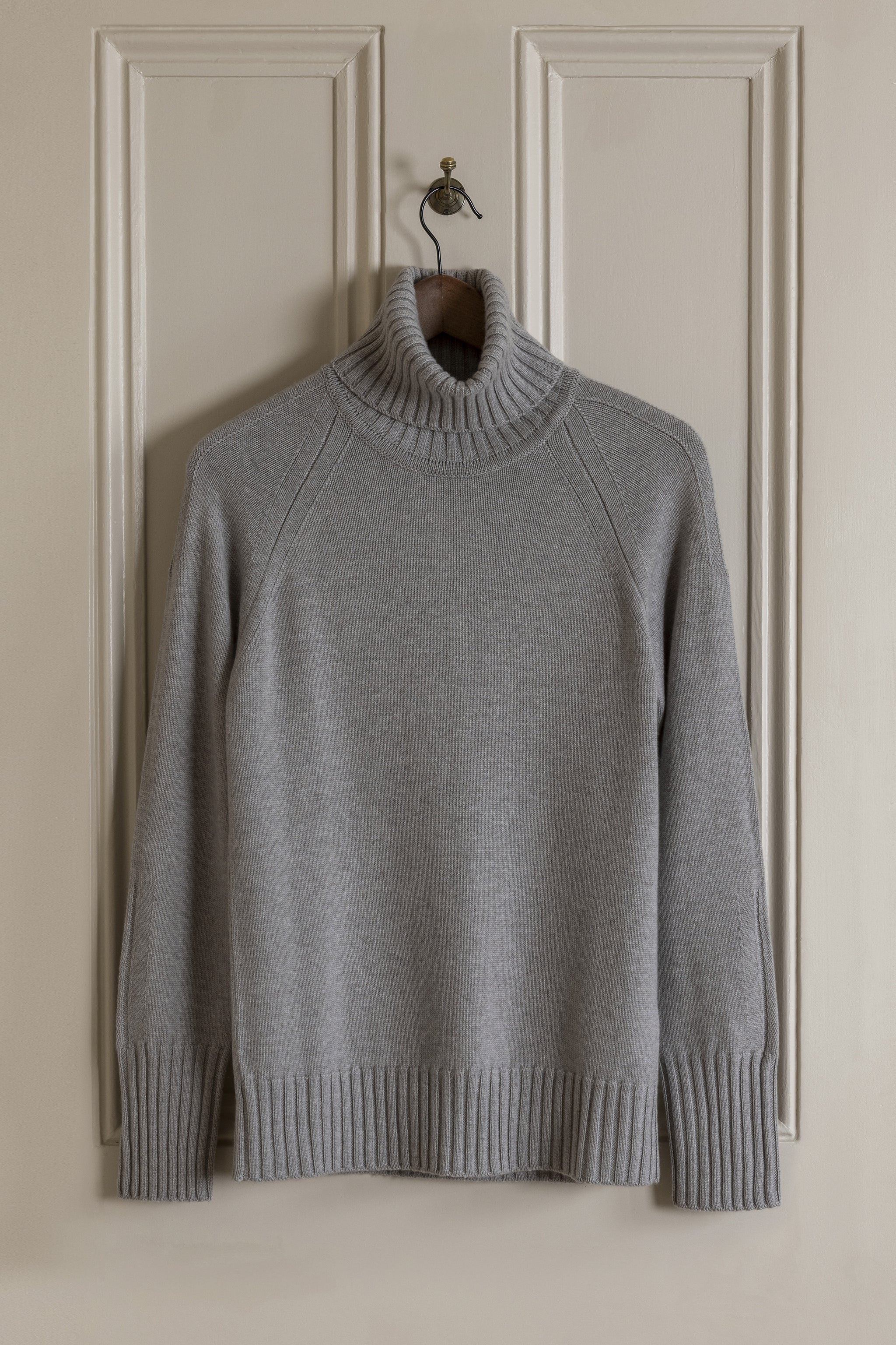 Women's 100% Cashmere Roll Neck Sweater in natural oat